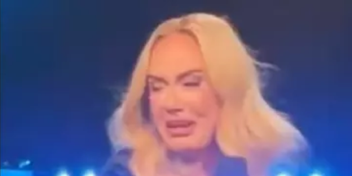 Adele får seddel fra publikum under koncert: Da hun læser sedlen ...