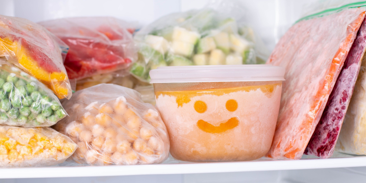 Sådan fjerner du nemt lugten fra din fryser